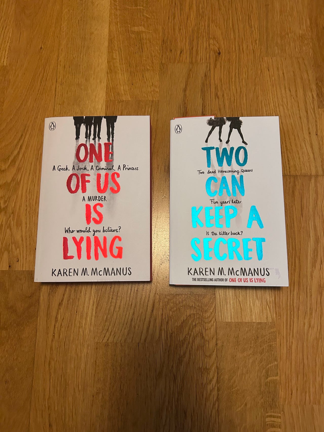 One of us is lying + Two can keep a secret av Karen M. McMANUS | FINN ...