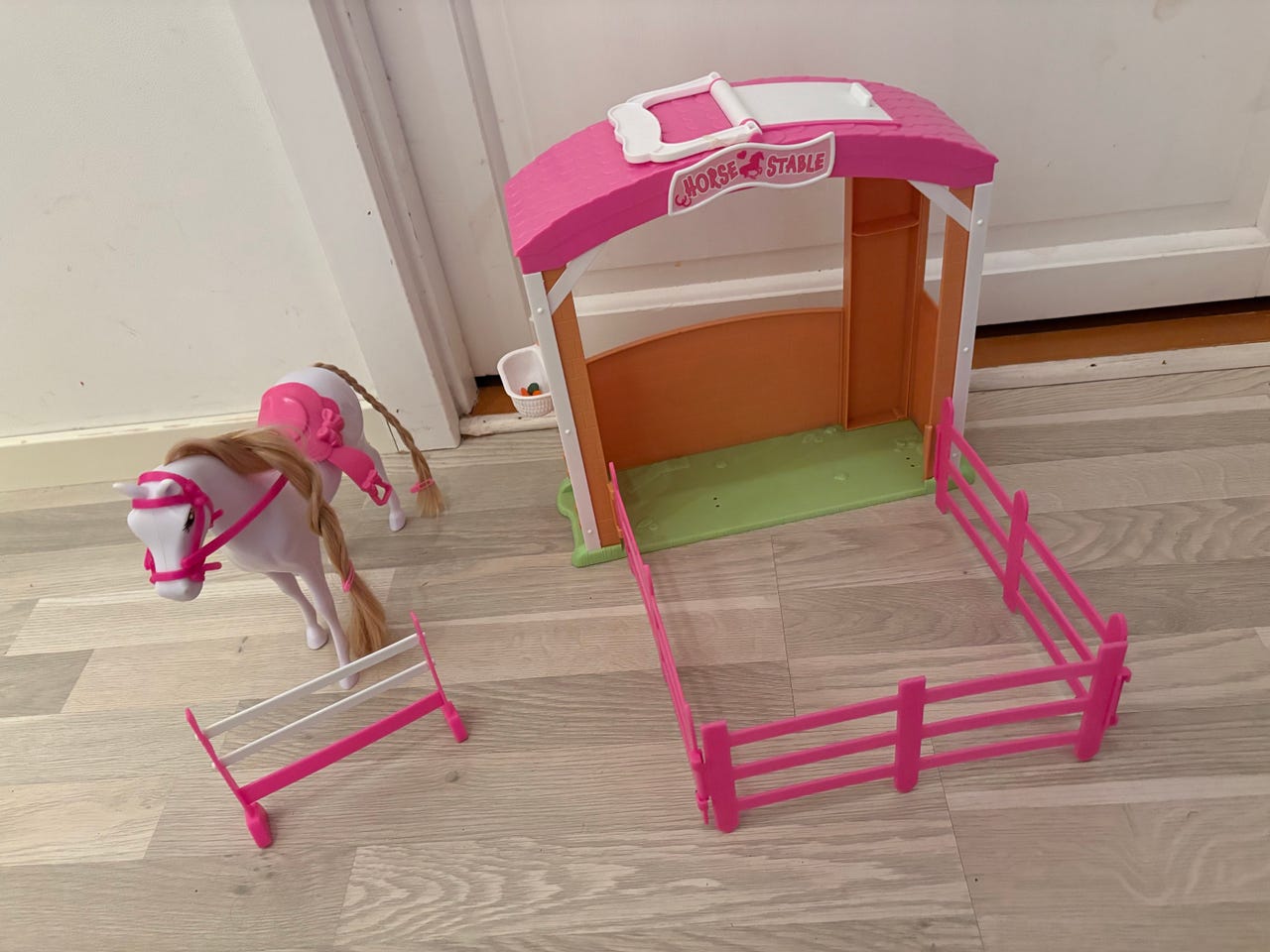 Barbie Horse Stable Lekesett med hest, hinder og gjerde | FINN-torget
