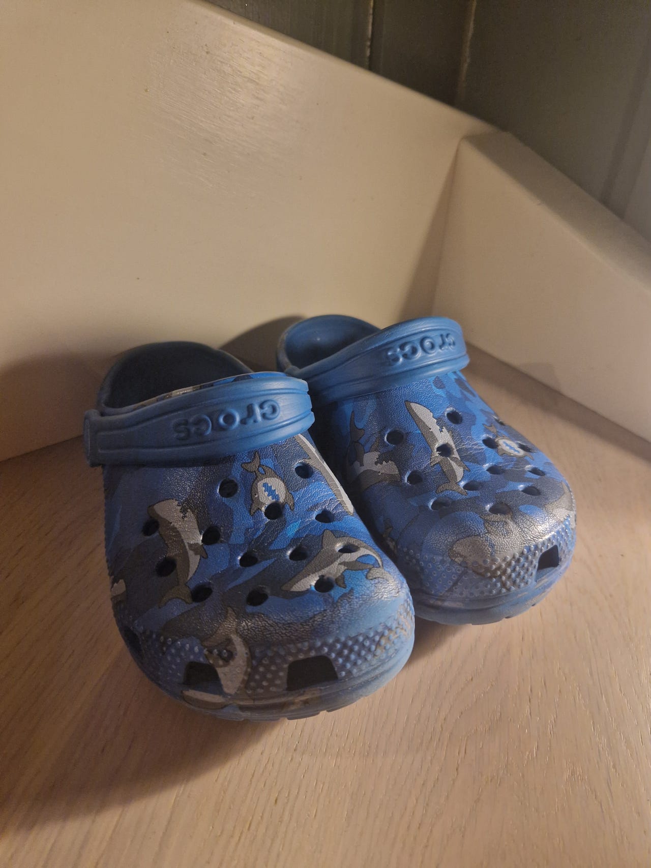 Crocs sko str 27 Hai mønster innesko / tøffler / slippers | FINN-torget