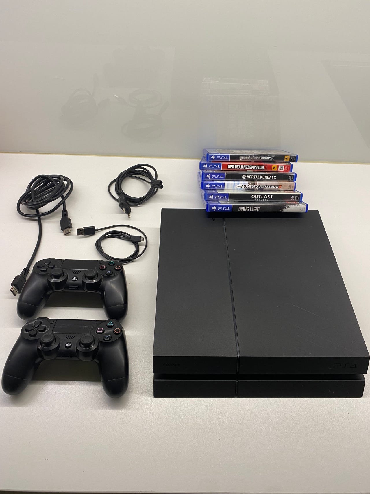 PS4 + 2 kontrollere og 6 spill | FINN-torget