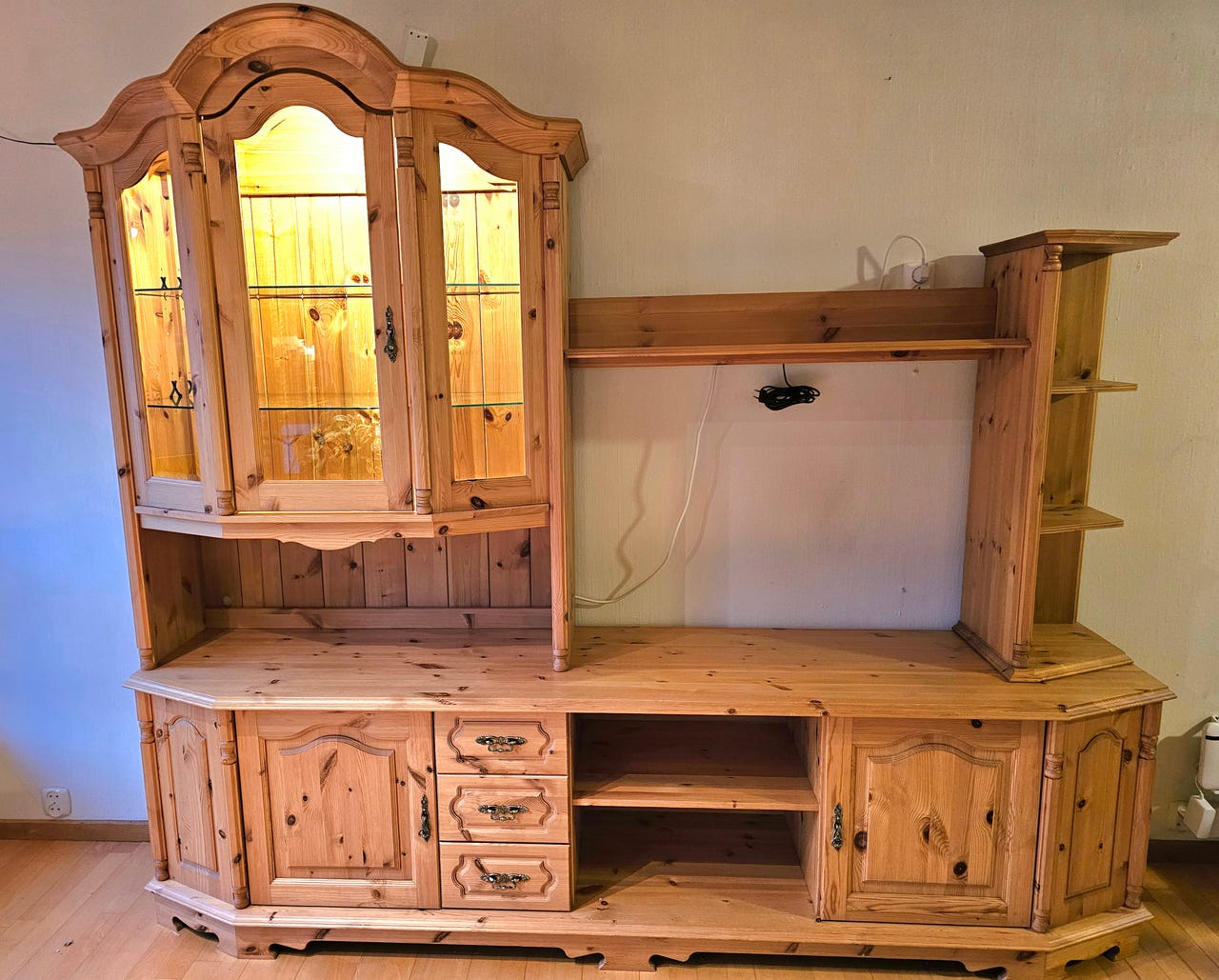 Tidløs vitrineseksjon i heltre furu – 950 kr (tar imot bud ved rask ...