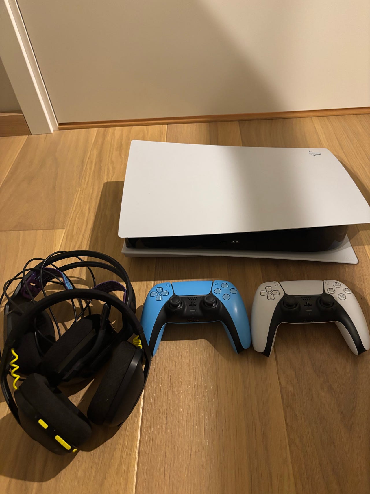 Playstation 5 med tilbehør (som nytt!) bud 4000,- | FINN-torget