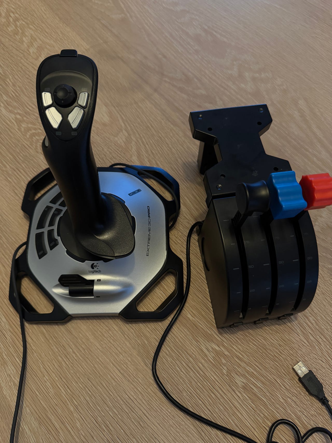 Logitech Extreme 3D Pro joystick og Logitech G PRO Flight Throttle ...