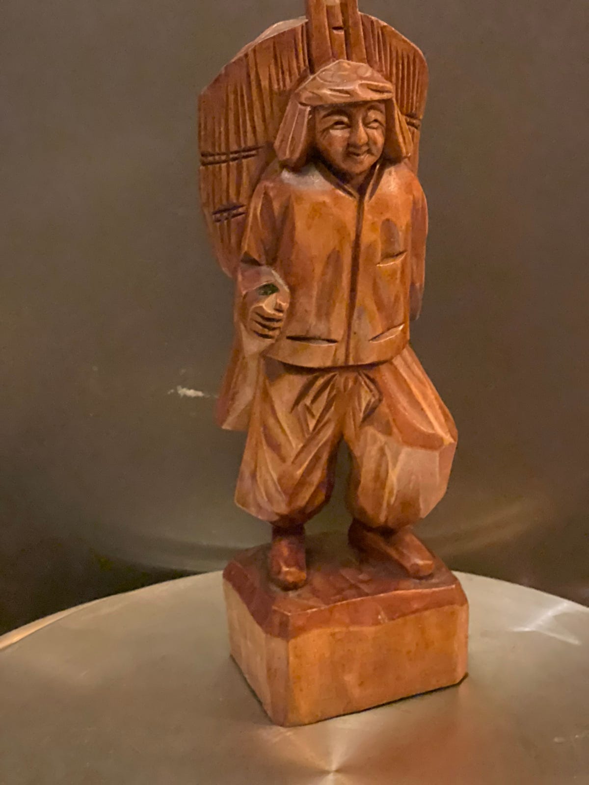 Håndskåret japansk treskulptur – tradisjonell bærerfigur i kirsebærtre ...