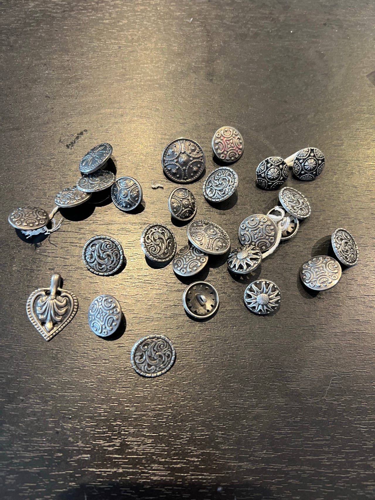 Gamle bunadsknapper / sølvknapper – ulike mønstre | FINN-torget
