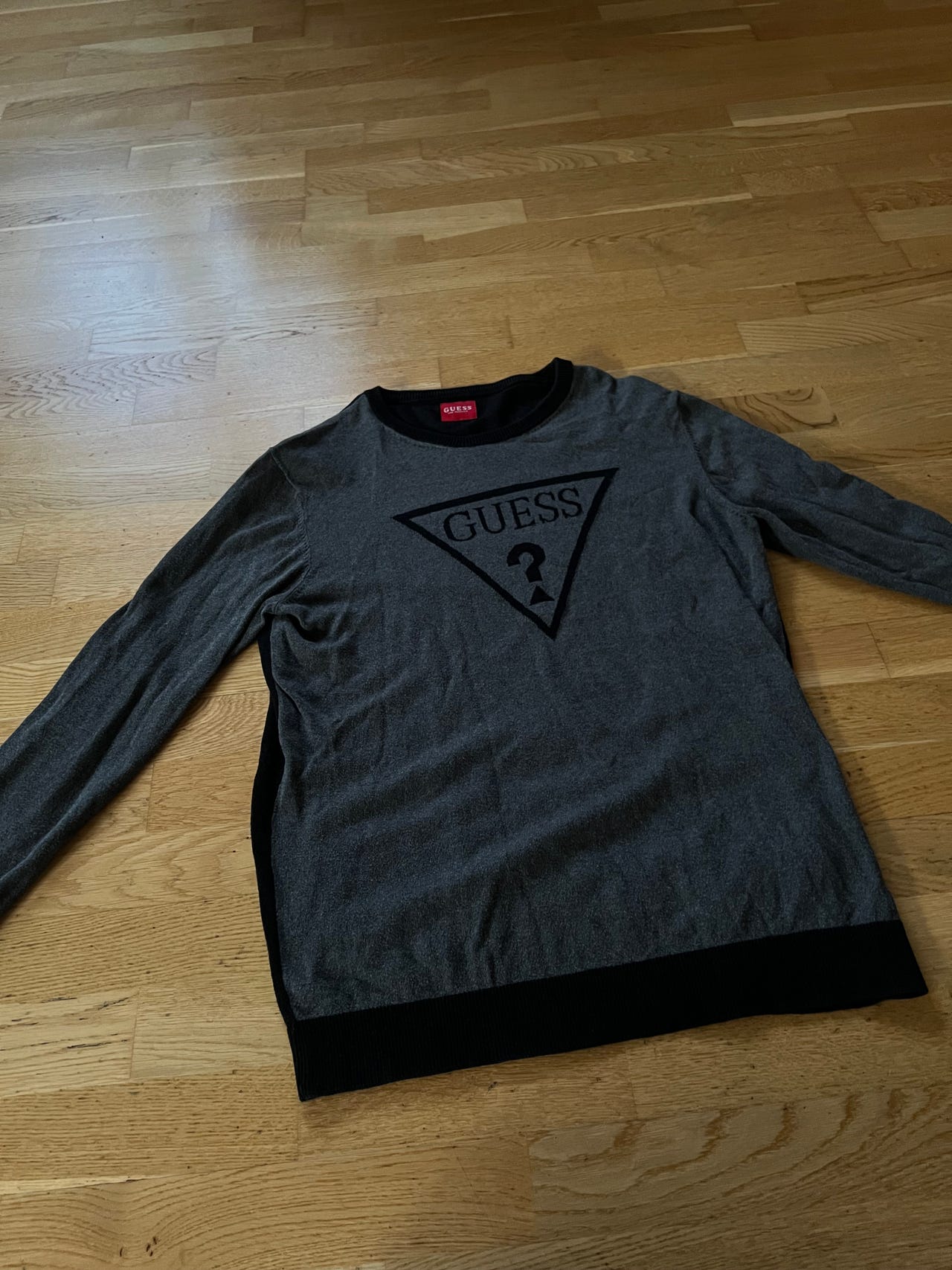 Genser Guess str.L | FINN-torget