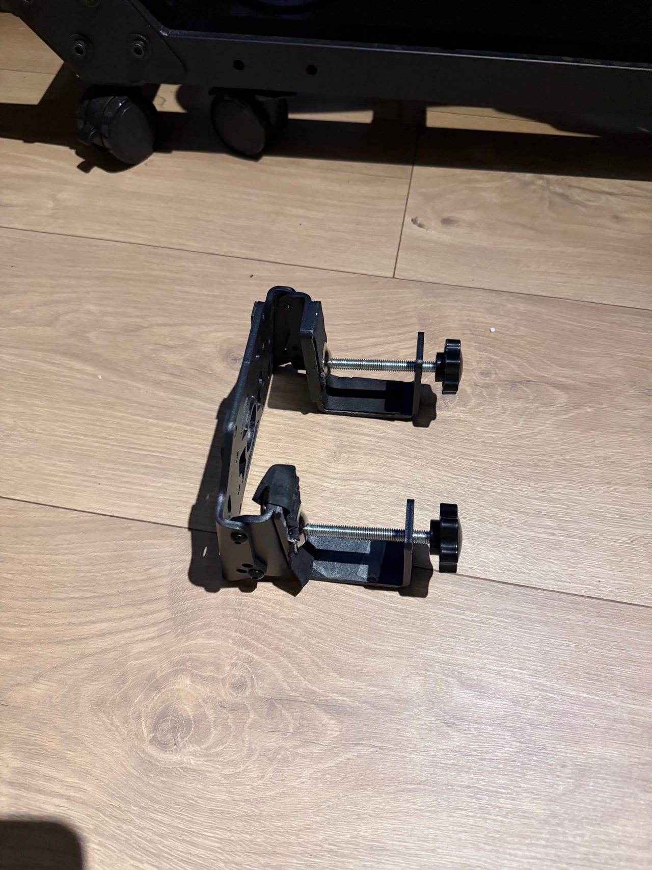 Simagic wheel base table clamp | FINN-torget