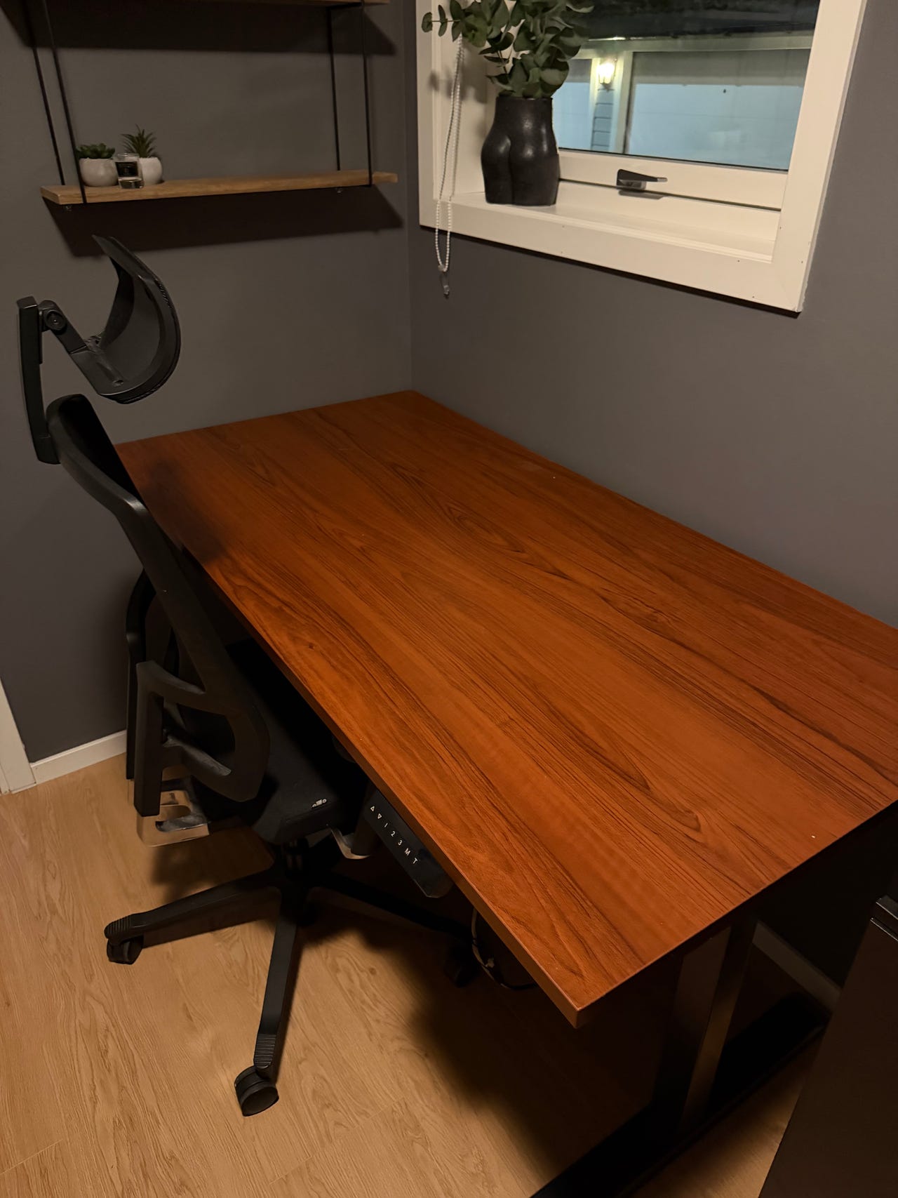 Hev senk pult i valnøtt | FINN-torget