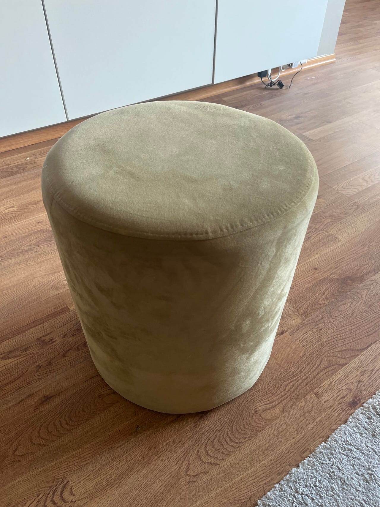 Selger en rund puff | FINN-torget