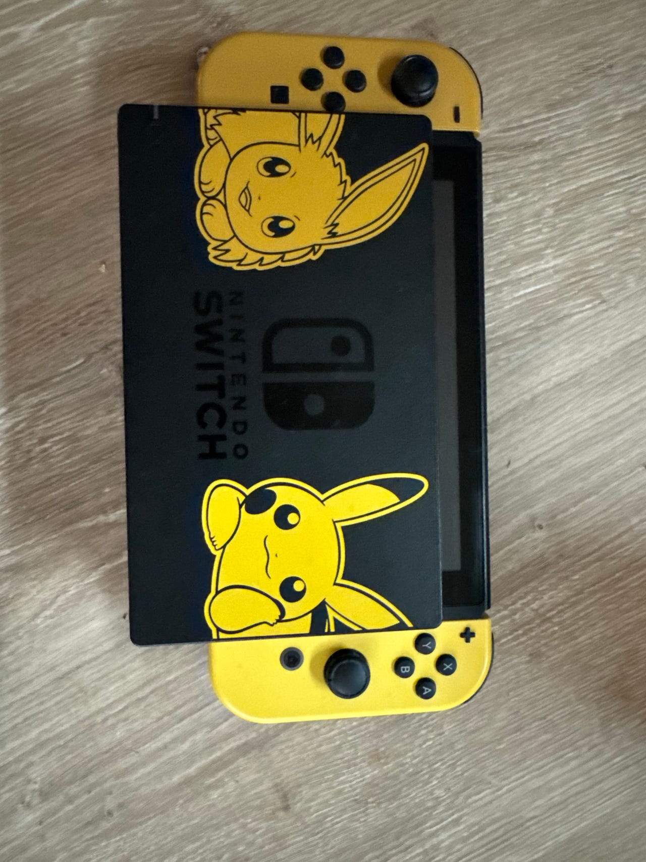 Nintendo Switch Pikachu Edition Spillkonsoll med tilbehør | FINN-torget