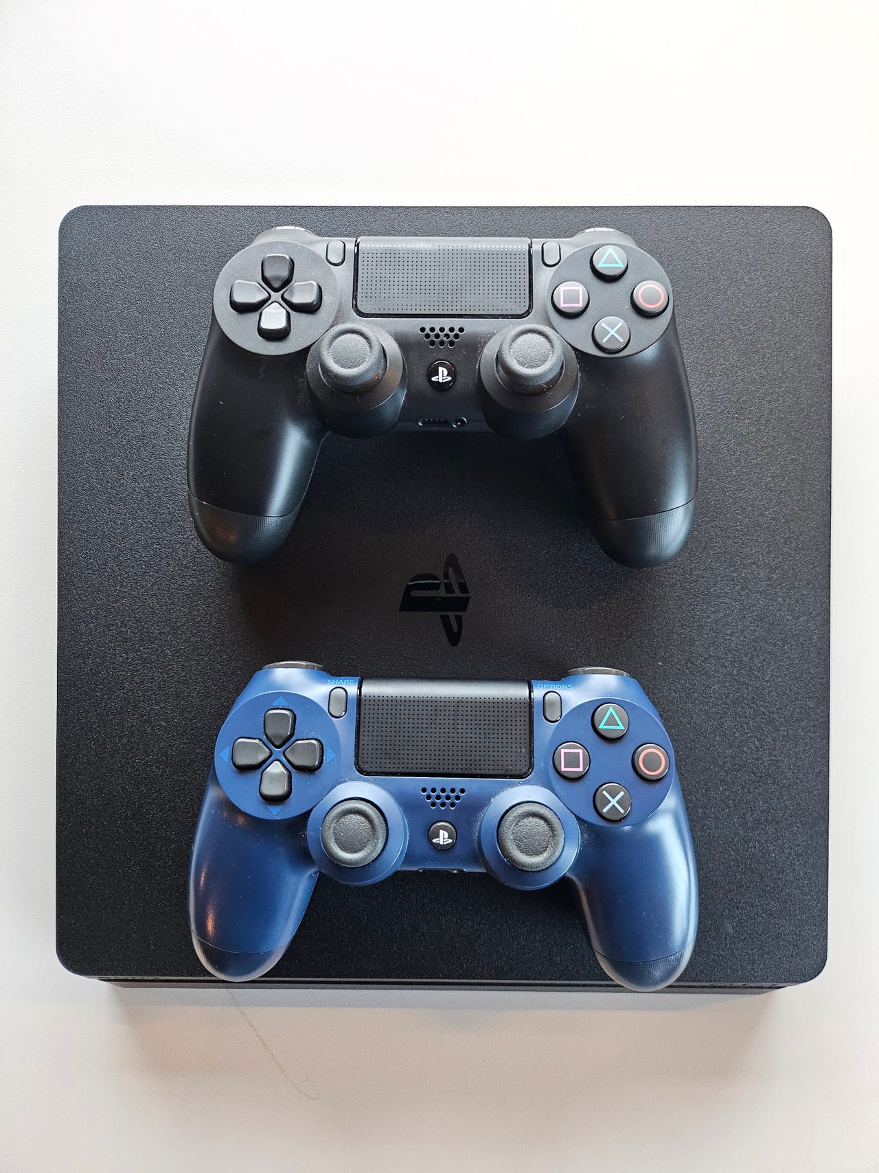 Playstation 4 med to dualshock kontroller og 7 spill | FINN-torget
