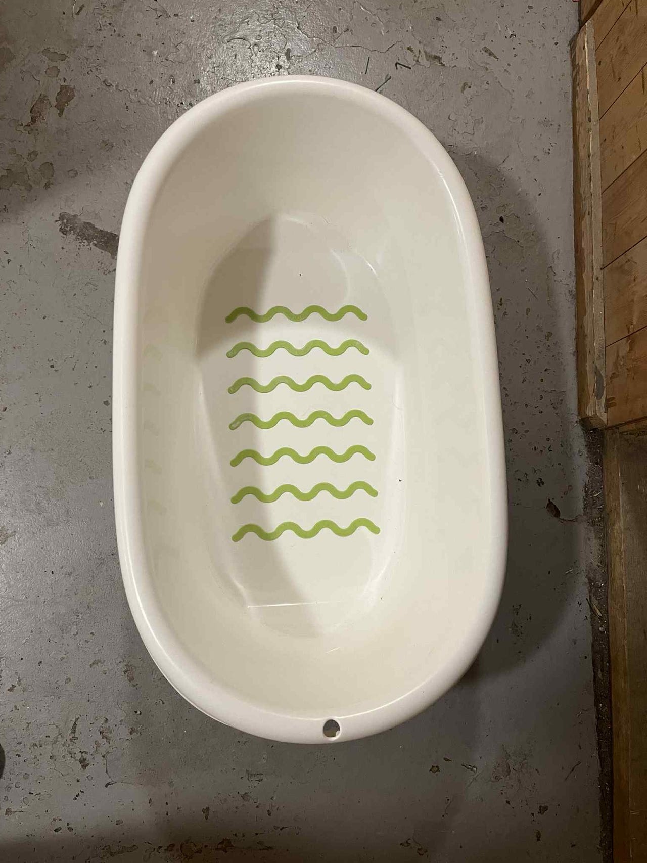 Badekar i hvit plast med skridsikker overflate | FINN-torget