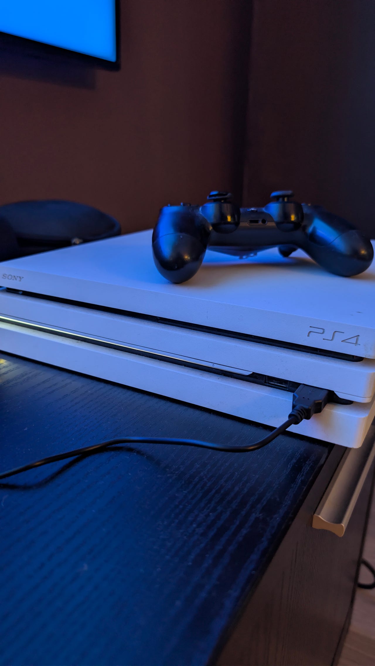 Sony PlayStation 4 pro hvit spillkonsoll med fjernkontroll selges ...
