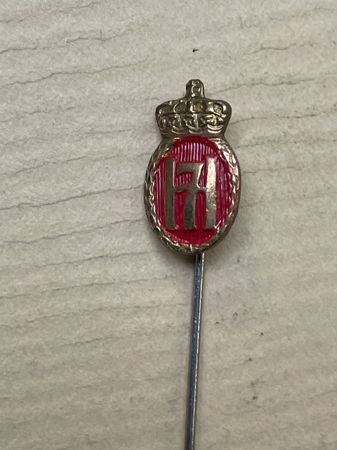 Haakon 7 Jakke nål med krone og monogram | FINN-torget