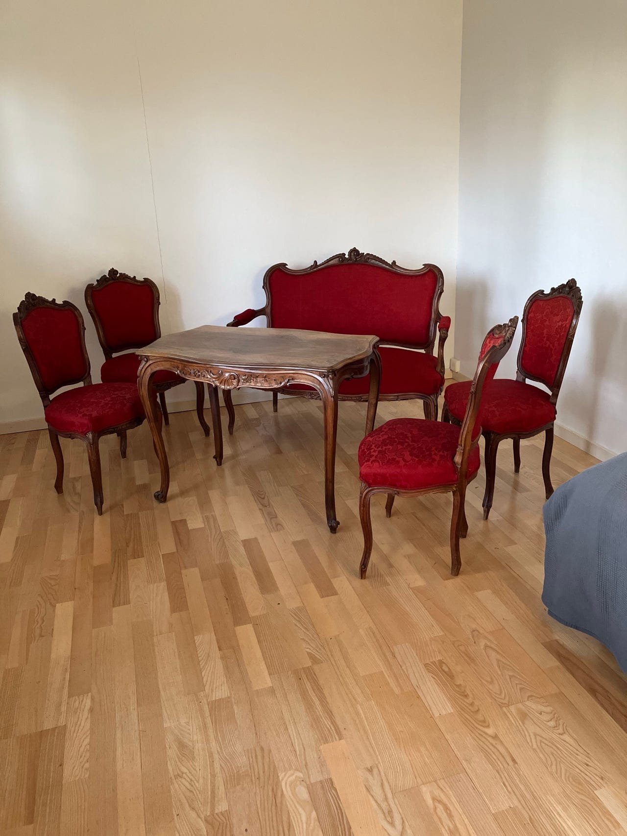 Antikk Spisestue Sett med Bord, Sofa og Stoler i Rødt Stoff og ...