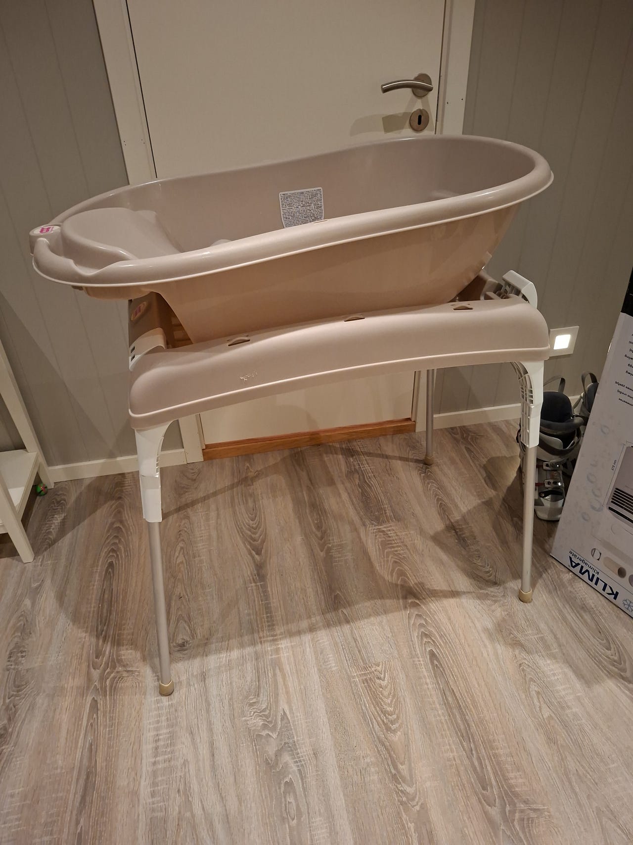 OK Baby Badekar med Stativ Beige farge | FINN-torget