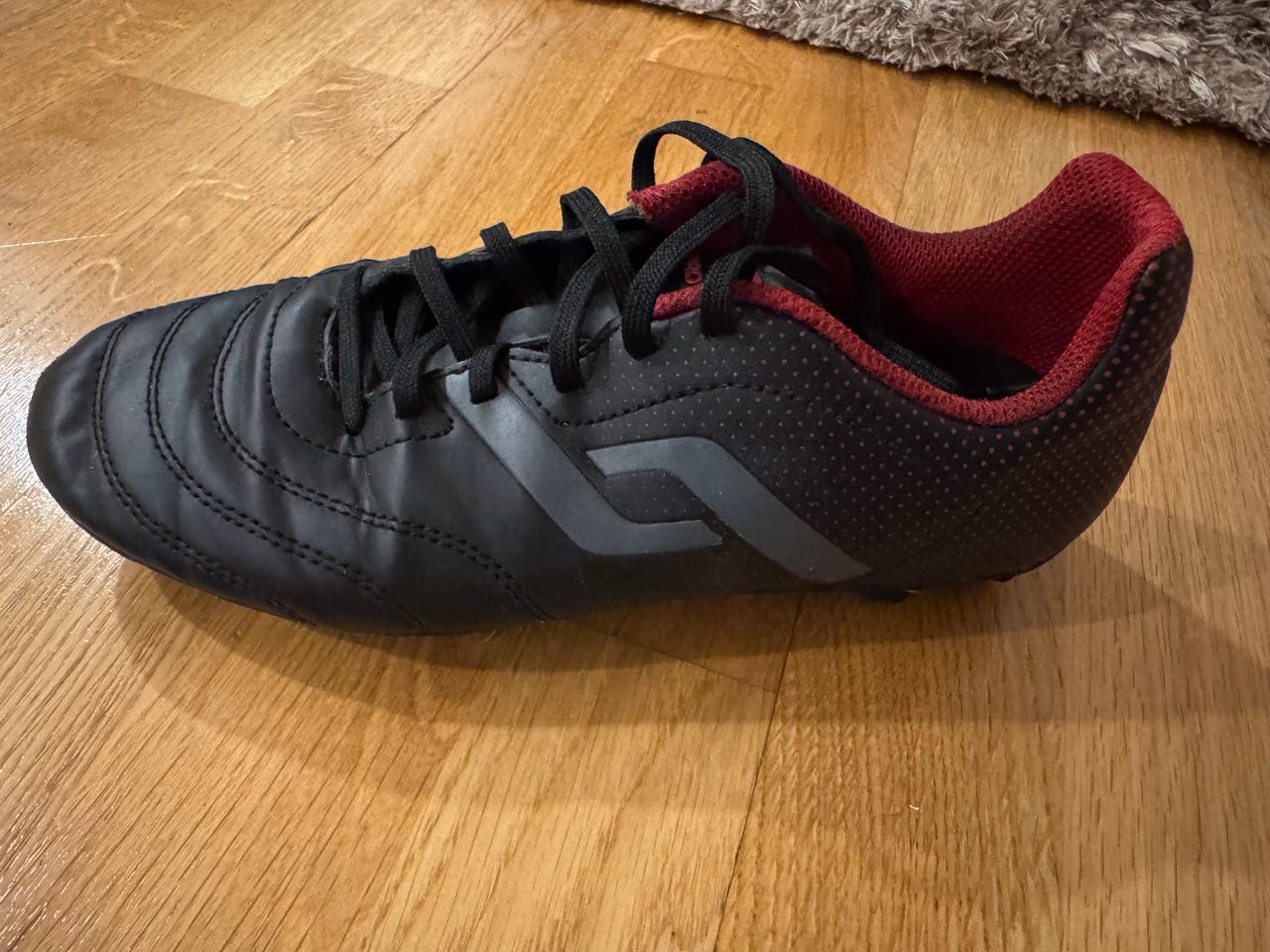 Pro Touch Classic III MXG JR Fotballsko Svart Rød Str 33 | FINN-torget