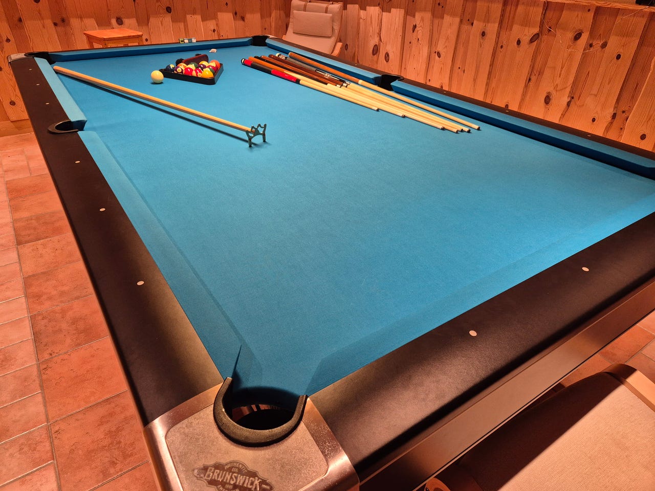 Brunswick Centurion Biljardbord 9 ft. med køer og tilbehør | FINN-torget