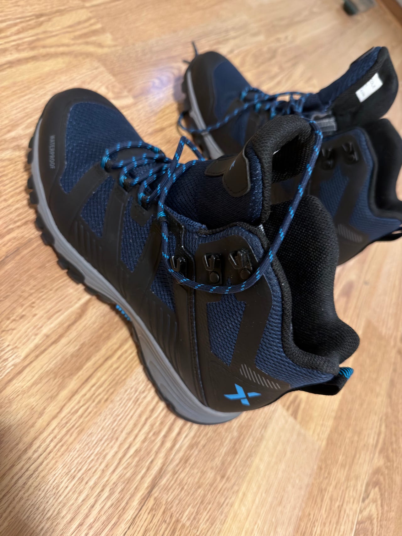 Top tursko med pigger. Helt nye. Aldri var brukt. 30% rabatt. Vanntett ...