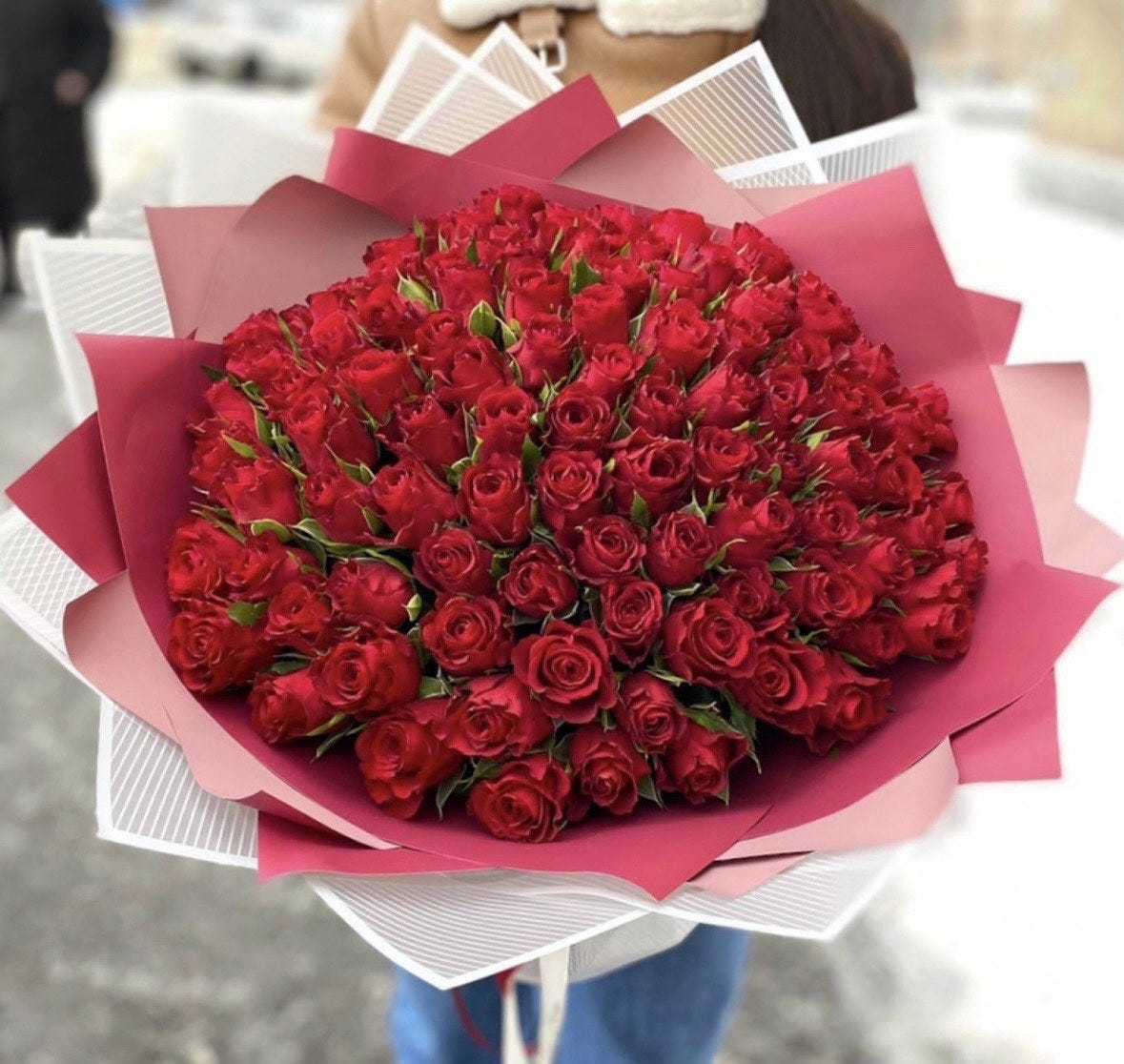 En bukett med 101 røde roser, 50 cm. EN UTROLIG BUKETT. | FINN-torget