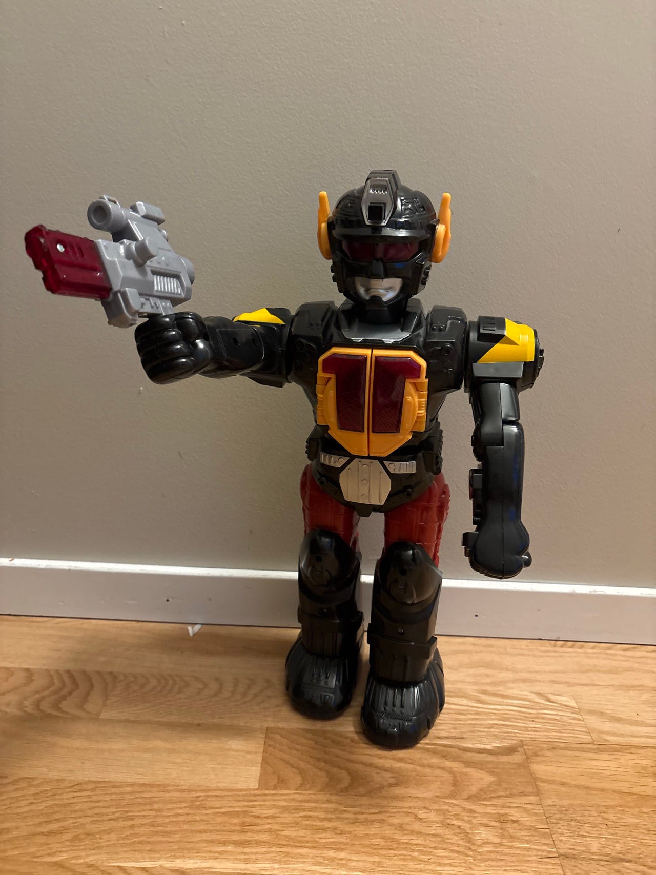 Chad Valley Walking & Talking Defender Robot. | FINN-torget