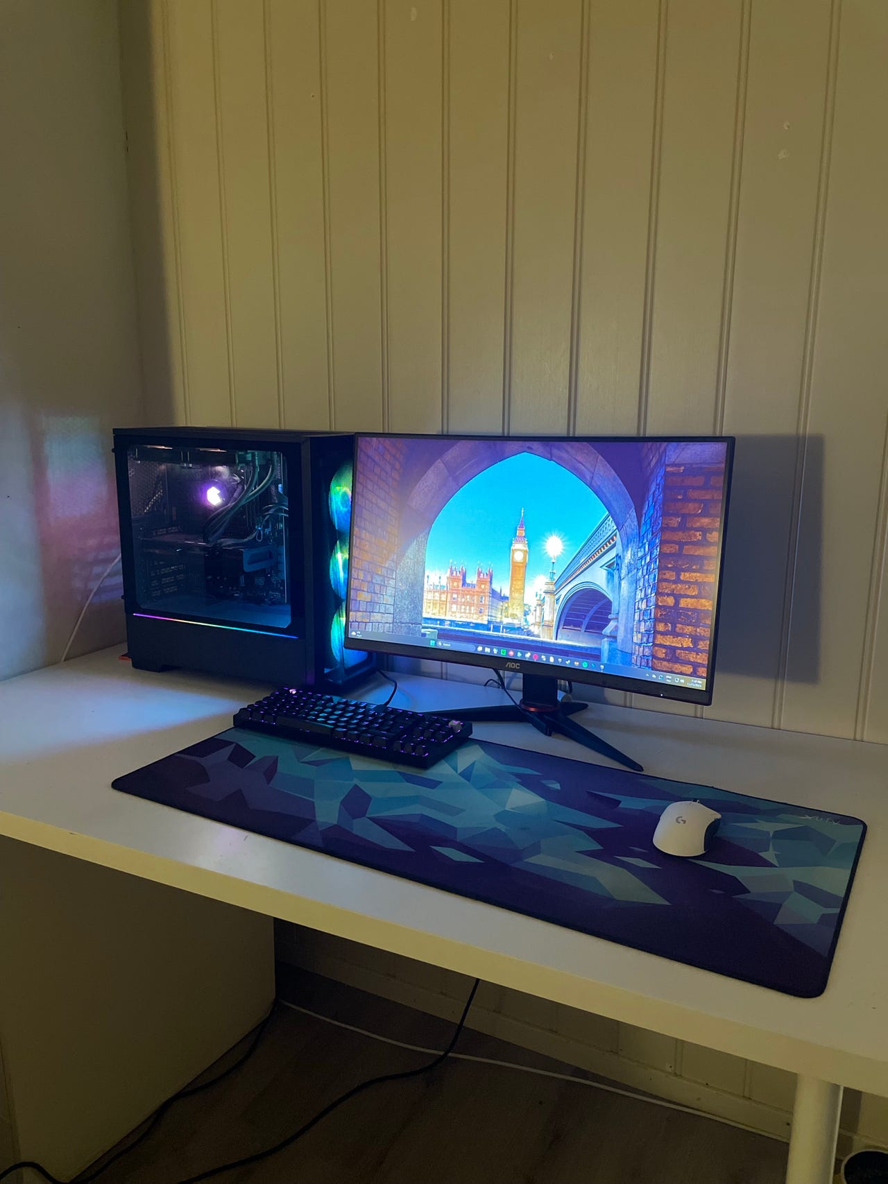 Pent og komplett gaming-setup, perfekt for barn/unge som vil begynne ...