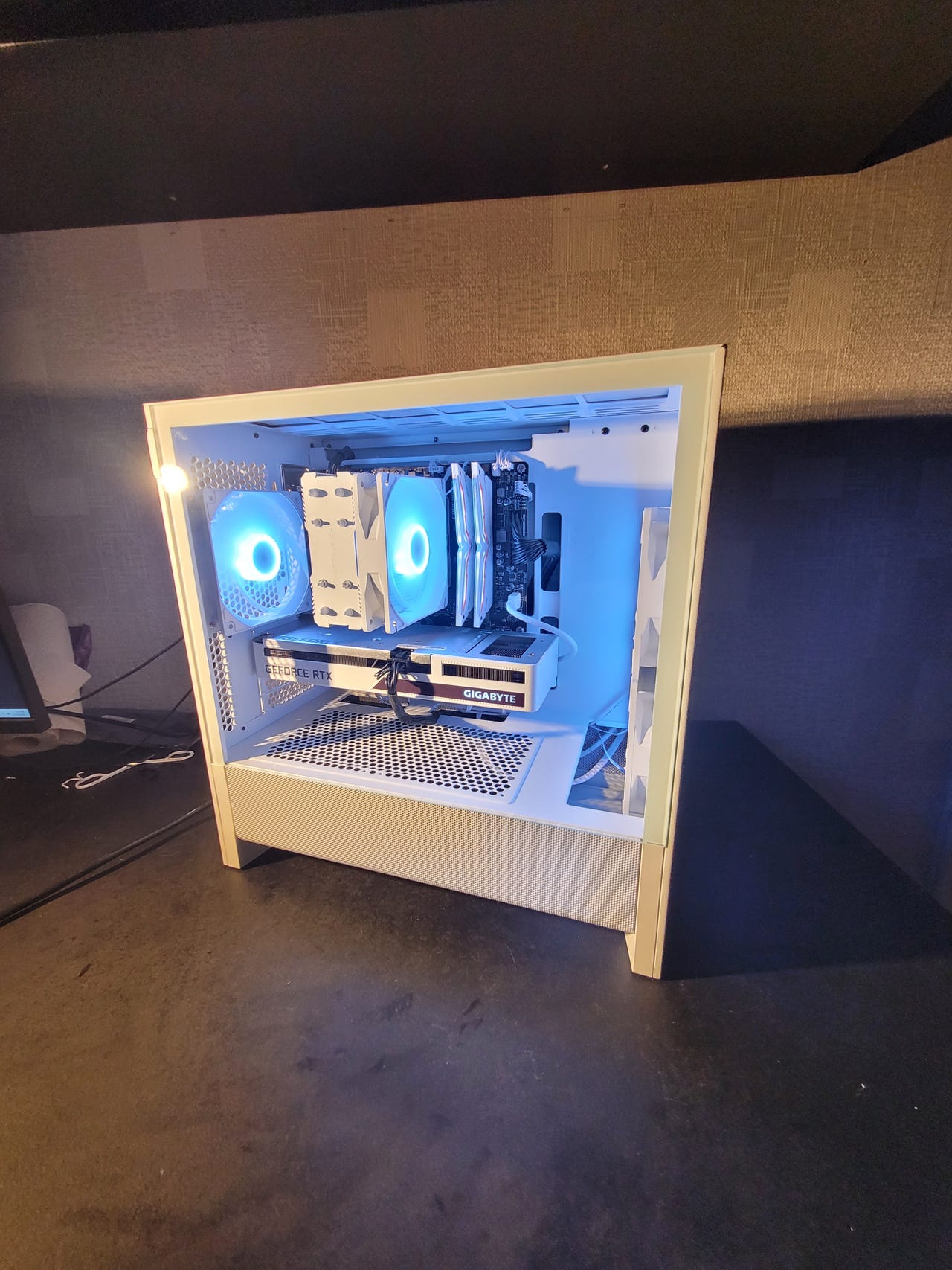 hvit RTX gaming pc | FINN-torget