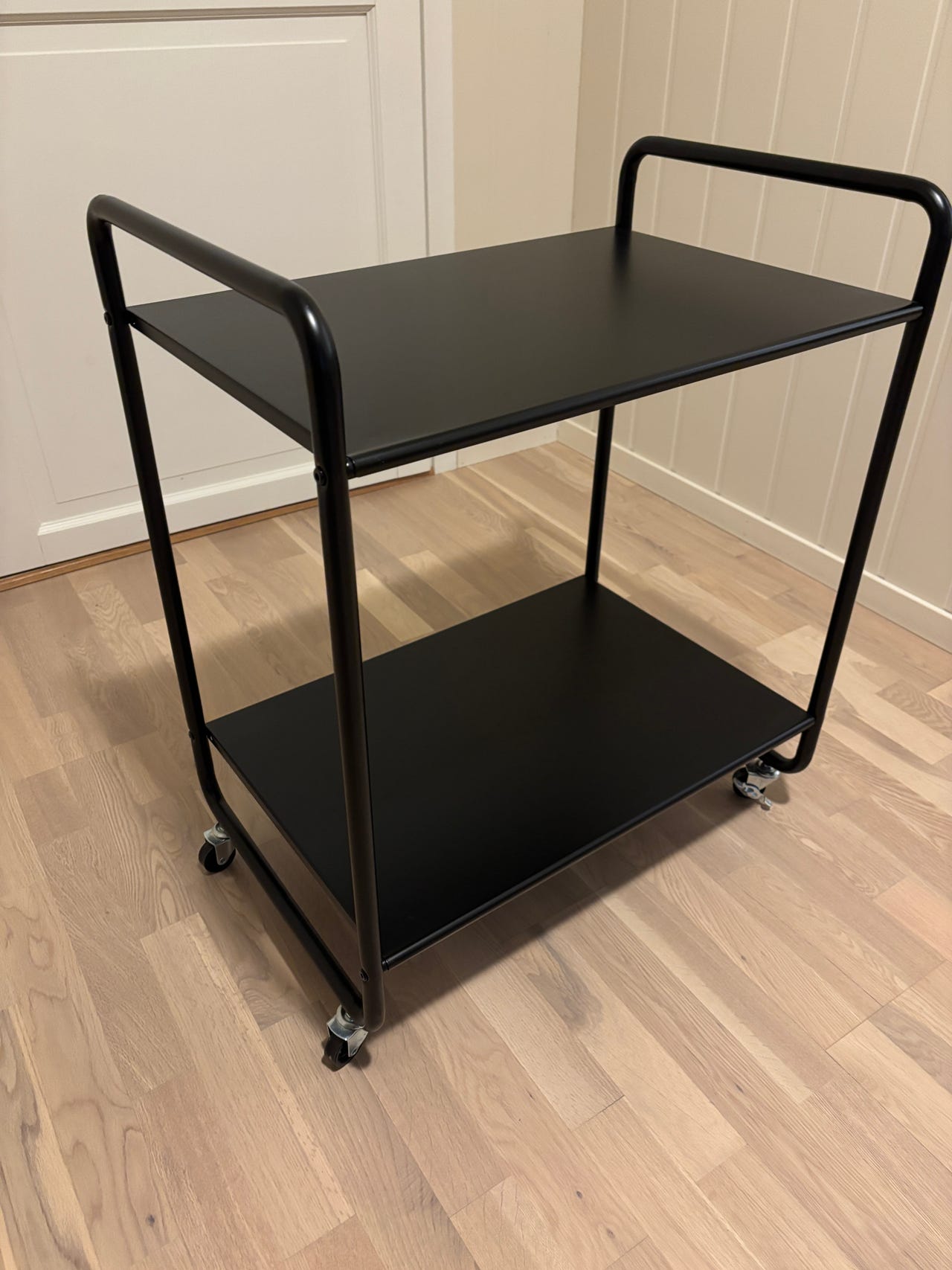 Trillebord, svart, metall 2 nivåer, 60x40x71 cm, 500 kr | FINN-torget