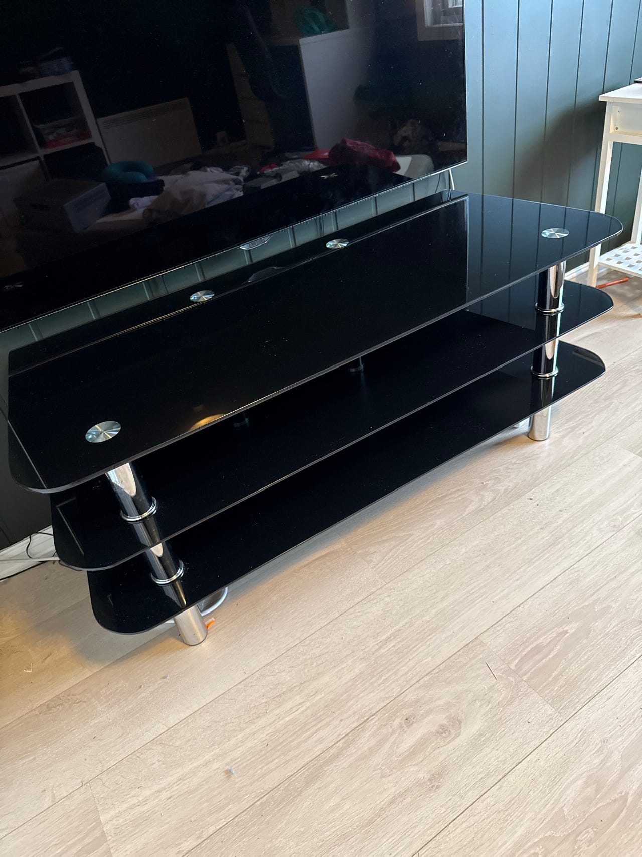 Sort TV-benk i herdet glass | FINN-torget