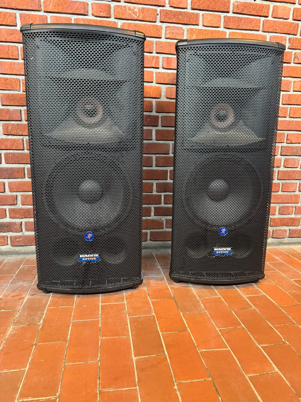 HOLDT AV T.o.m tirsdag Aktive PA høytalere . 3 veis . Mackie SR1530 ...