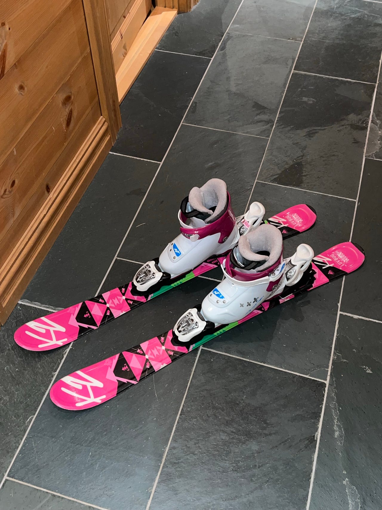 K2 Luv Bug ski m/bindinger og 2 par sko | FINN-torget