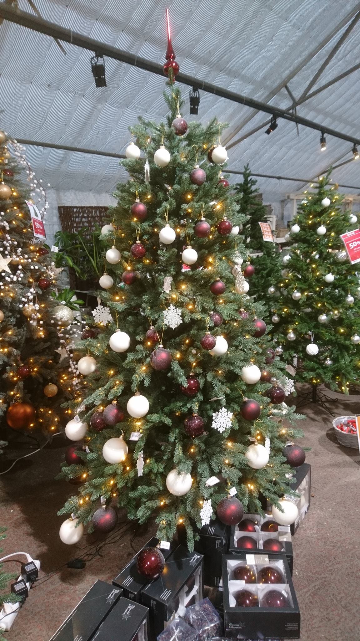 Nordmarka kunstig juletre 197 cm høgt med 300 led lys | FINN-torget