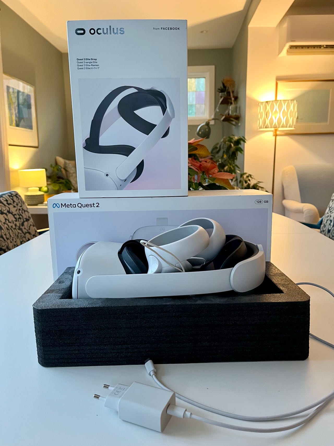 Oculus Quest 2 VR-headset med headstrap og bæreveske, nesten ubrukt ...