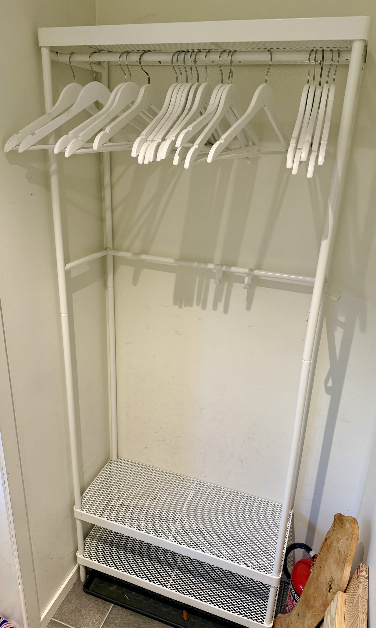 Klesstativ fra IKEA – solid og praktisk • med kleshengere | FINN-torget