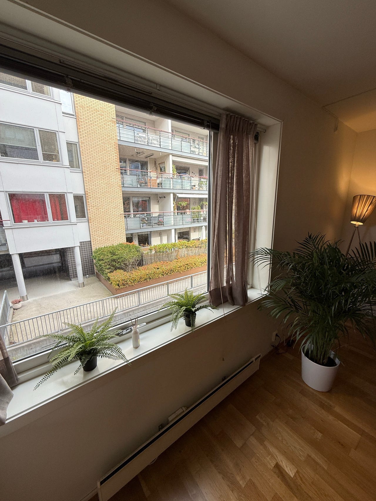 Brune gardiner selges | FINN-torget