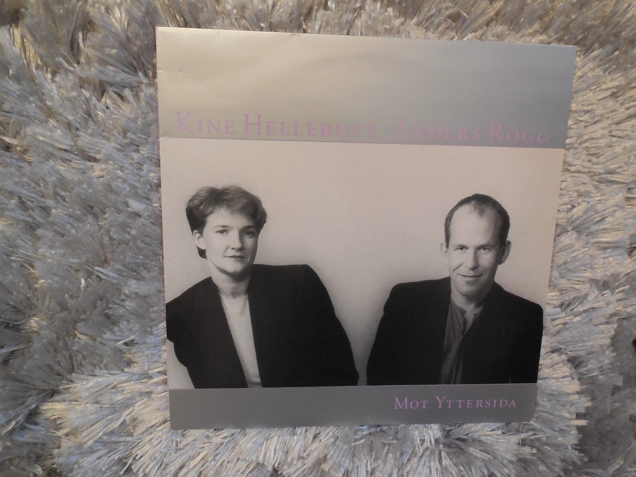 KINE HELLEBUST & ANDERS ROGG - MOT YTTERSIDA - TRAMTEATERET ...