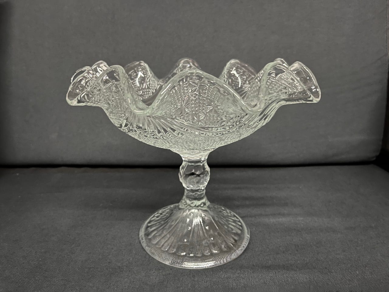 Glassbolle med stett, (Presset glass) | FINN-torget