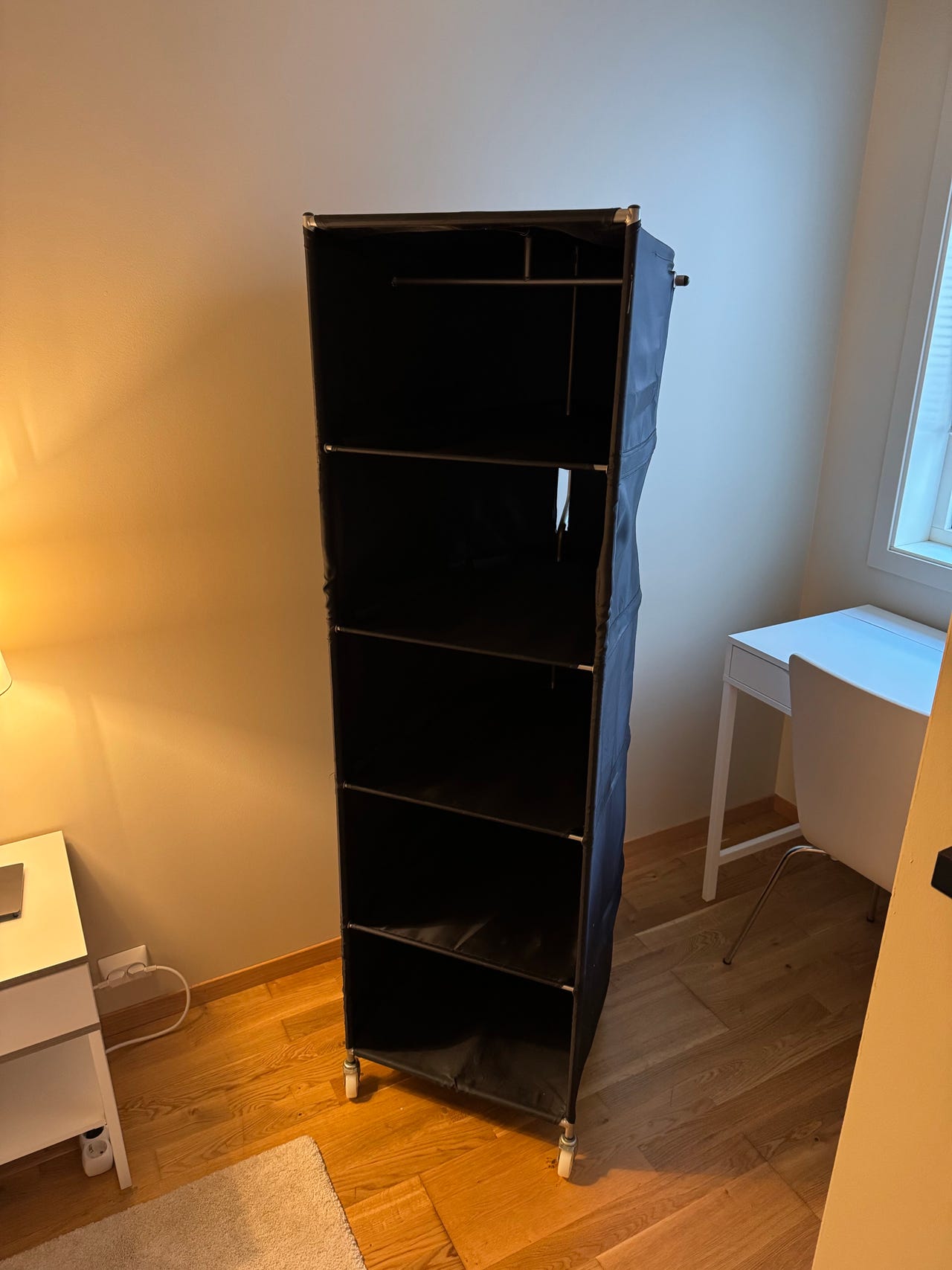Frittstående garderobe/skap/kommode (på hjul) | FINN-torget