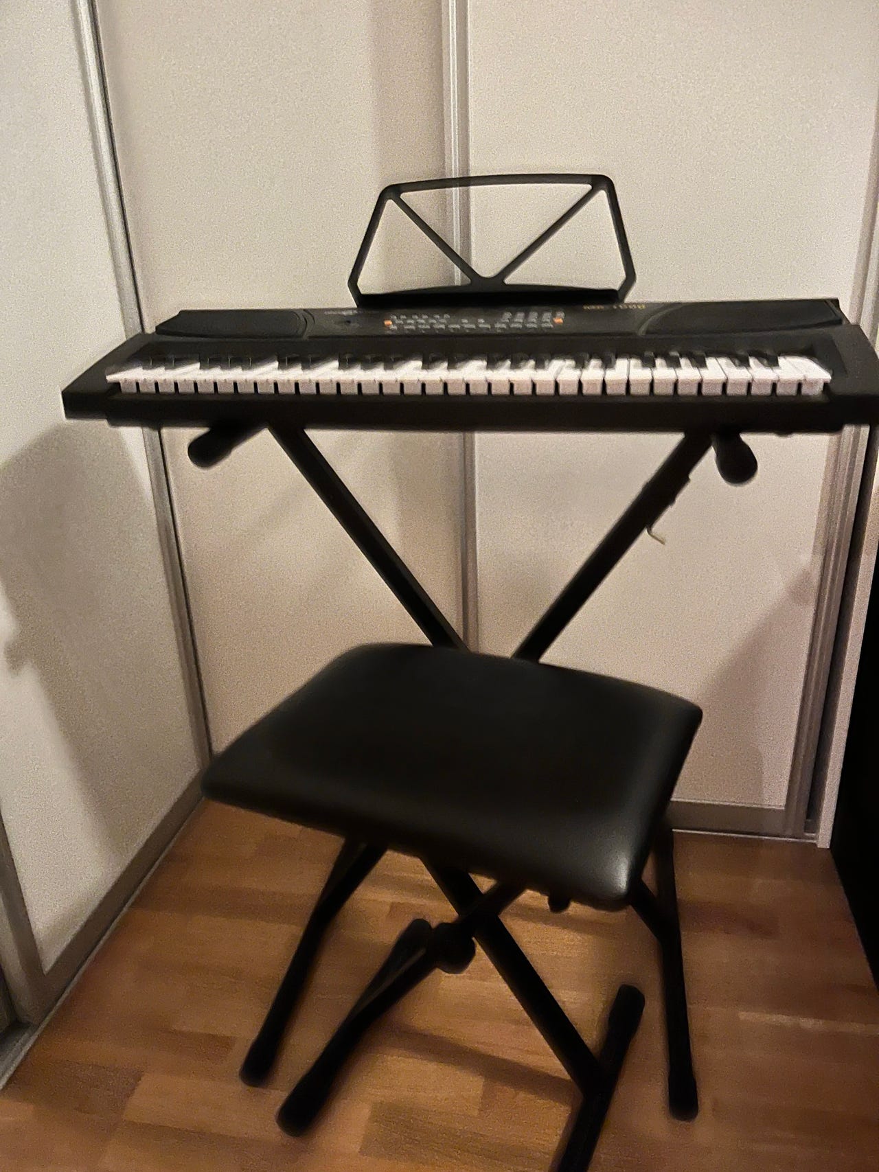 Gear4music MK-1000 elektronisk keyboard med tilbehør | FINN-torget