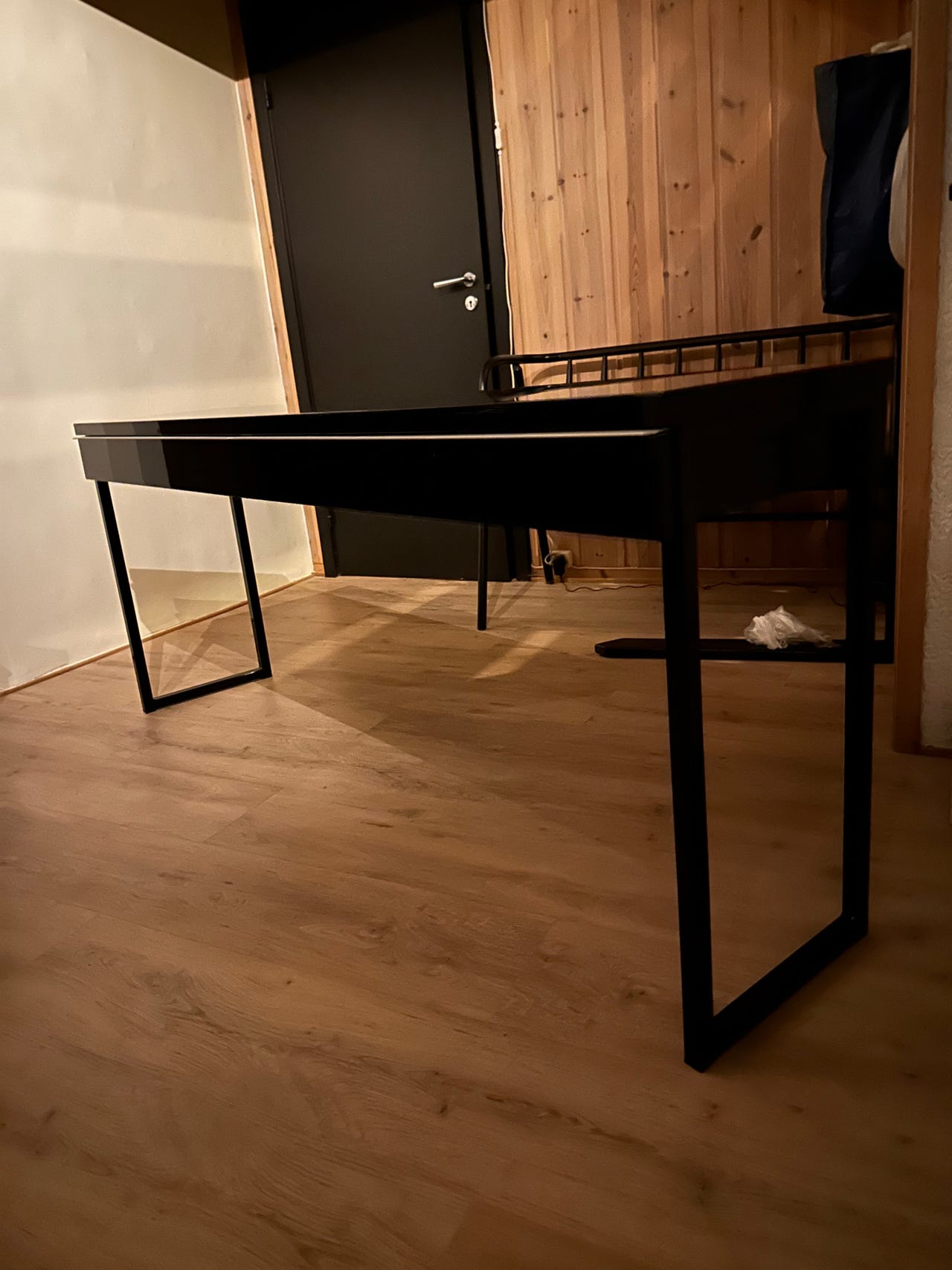 Sort høyglans sjenk/ skrivebord | FINN-torget