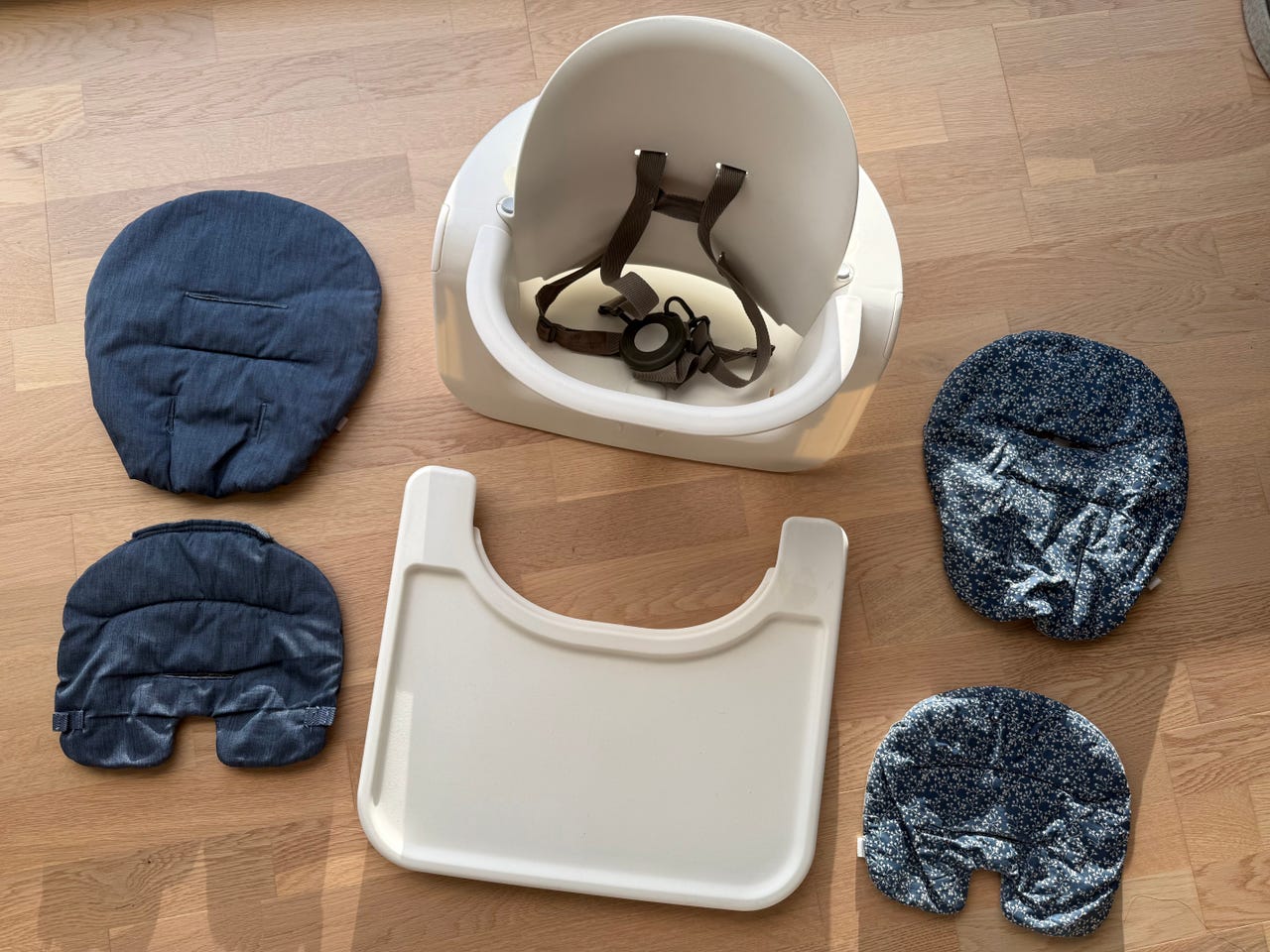 Stokke Steps sete + matbrett + innleggsputer | FINN-torget