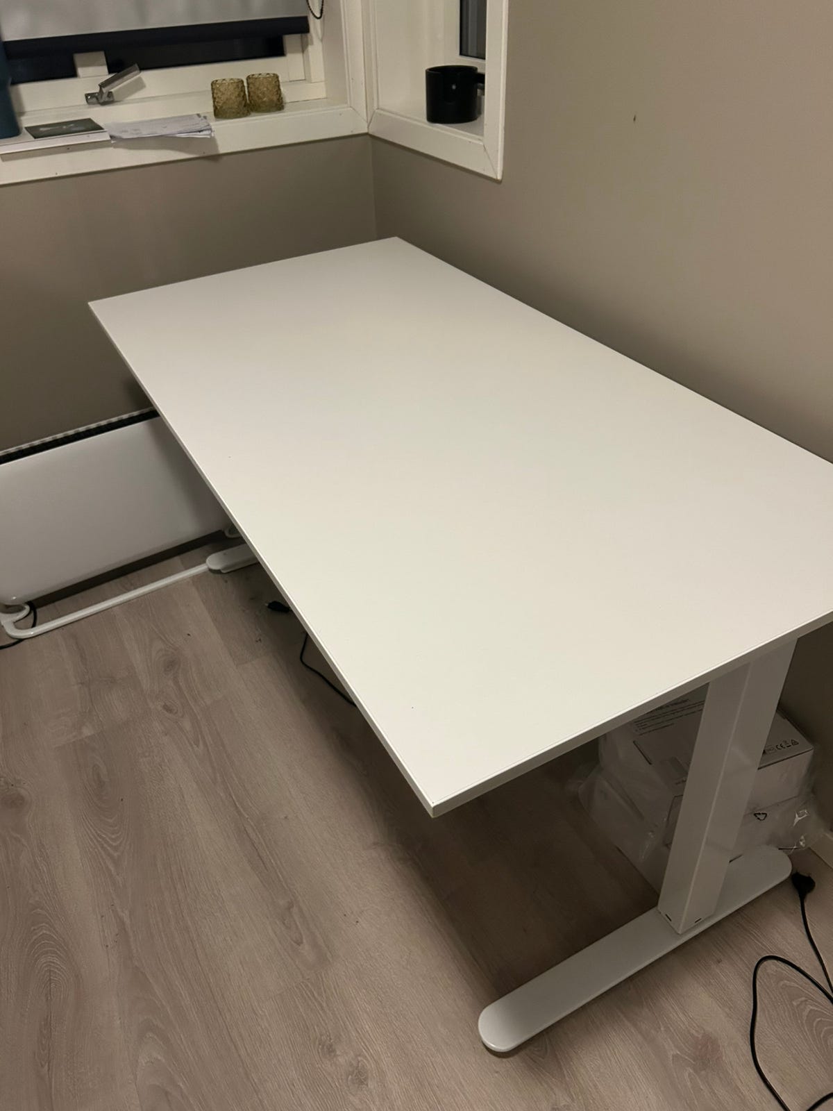 Skrivebord med hev/senk funksjon | FINN-torget