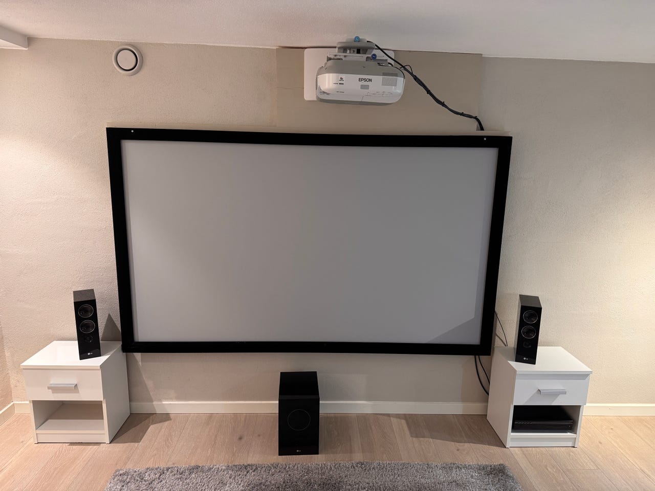 Komplett hjemmekinopakke med projektor, lerret og LG surround | FINN-torget