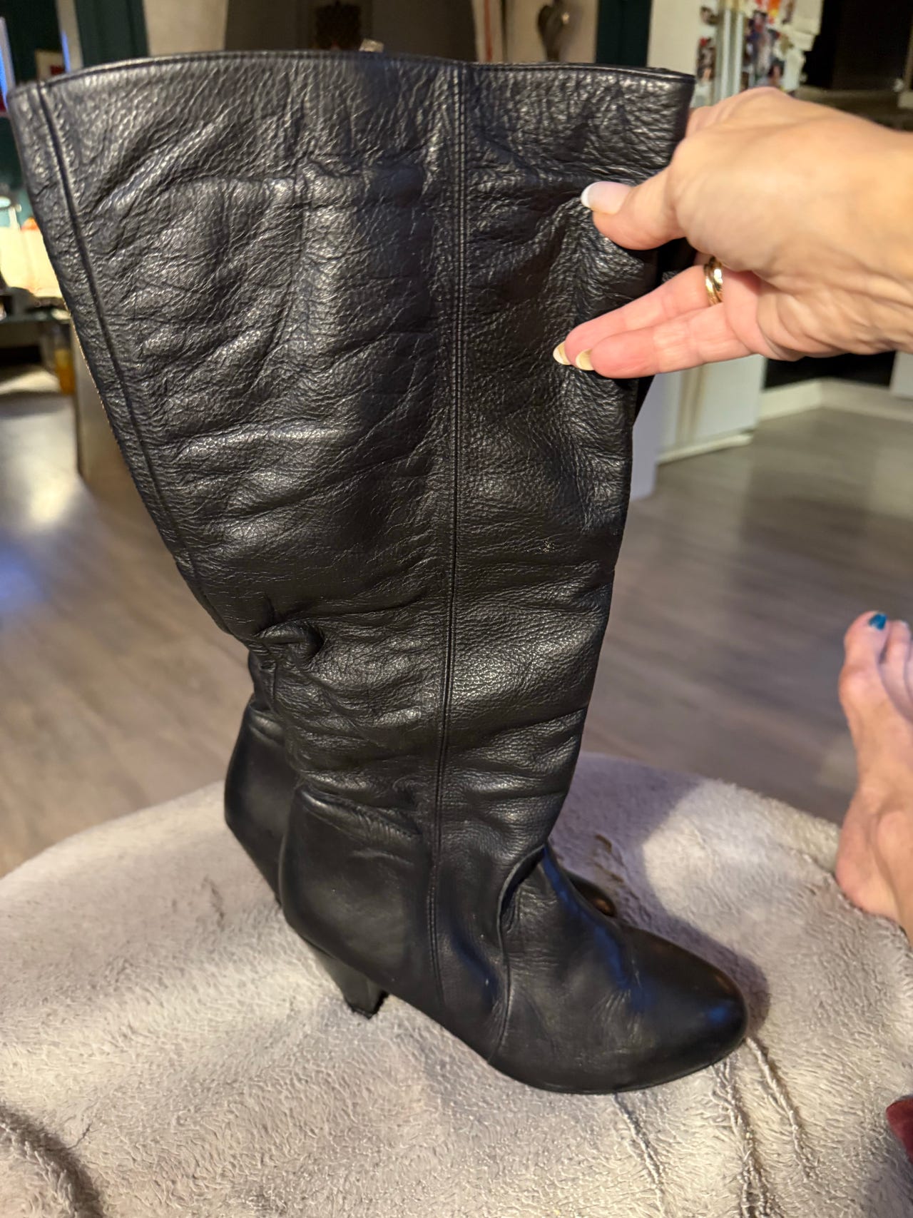 Håndsydde støvletter i skinn med ekstra bredde i leggen | FINN-torget