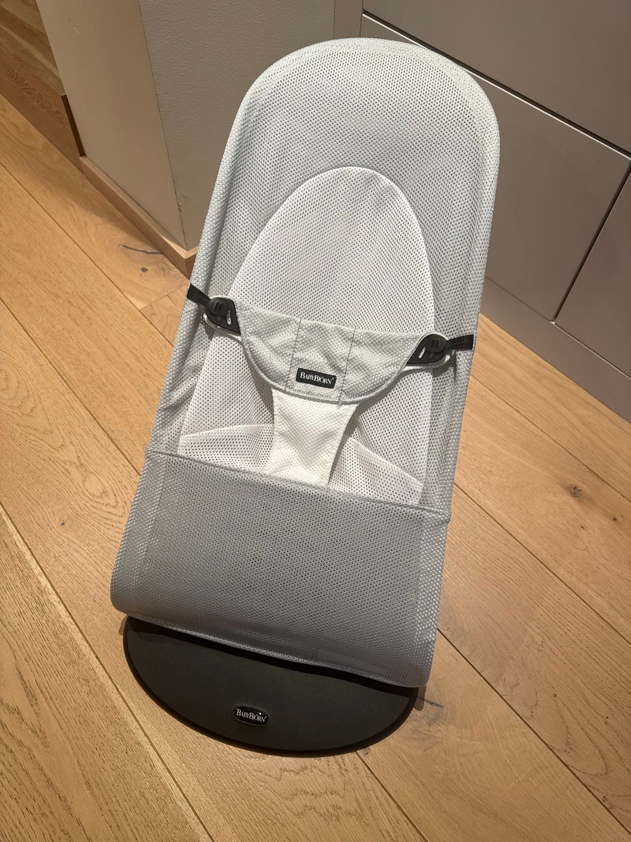 Svært pent brukt Babybjörn vippestol, hvit mesh | FINN-torget