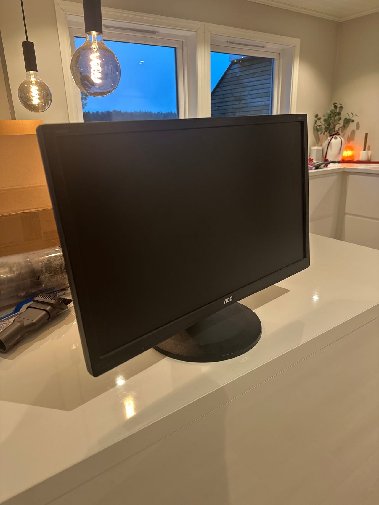 AOC 24LM0010 24" LCD-skjerm hev og senk | FINN-torget