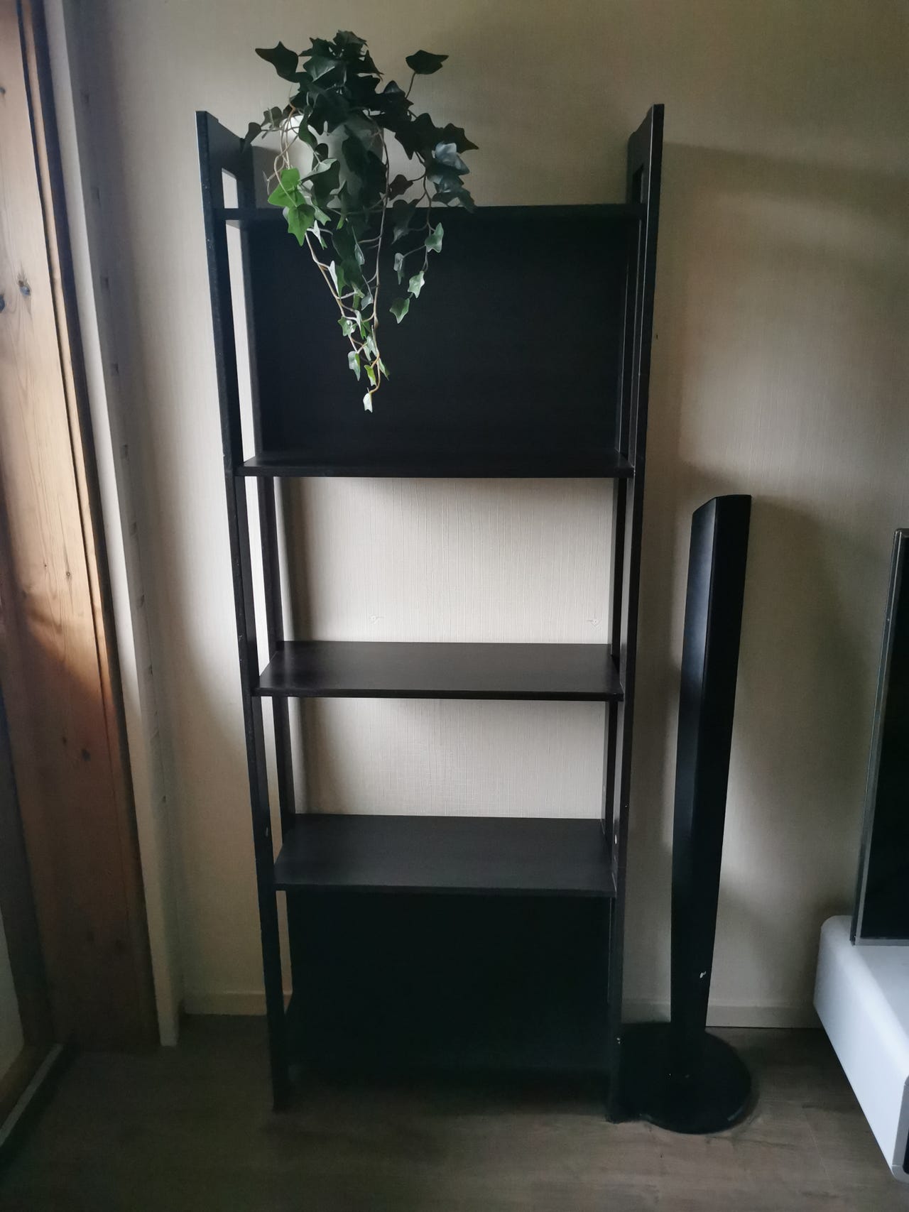 RESERVERT. Brun/sort slank hylle | FINN-torget