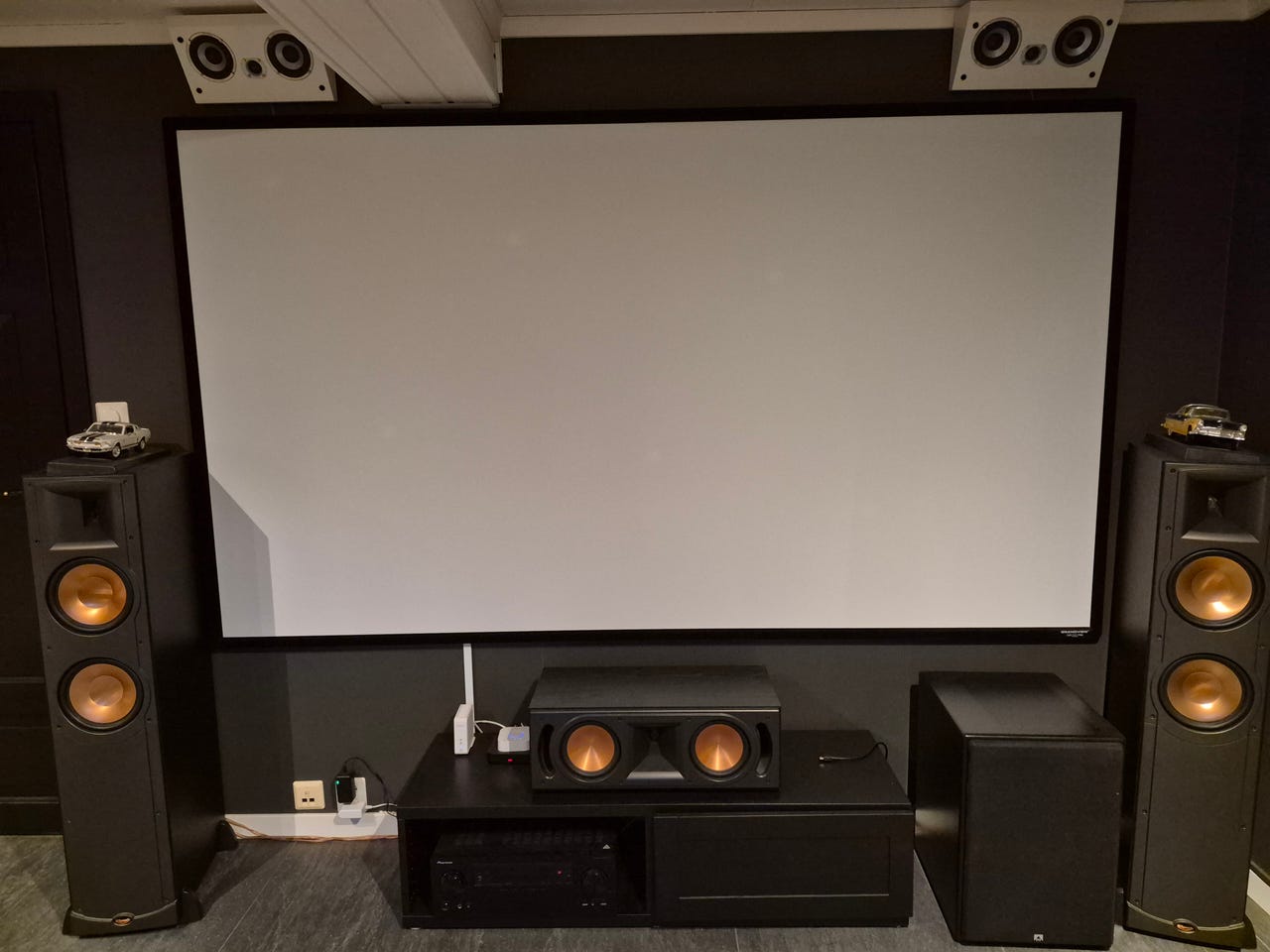 Sony HD projektor og 106" lerret selges | FINN-torget