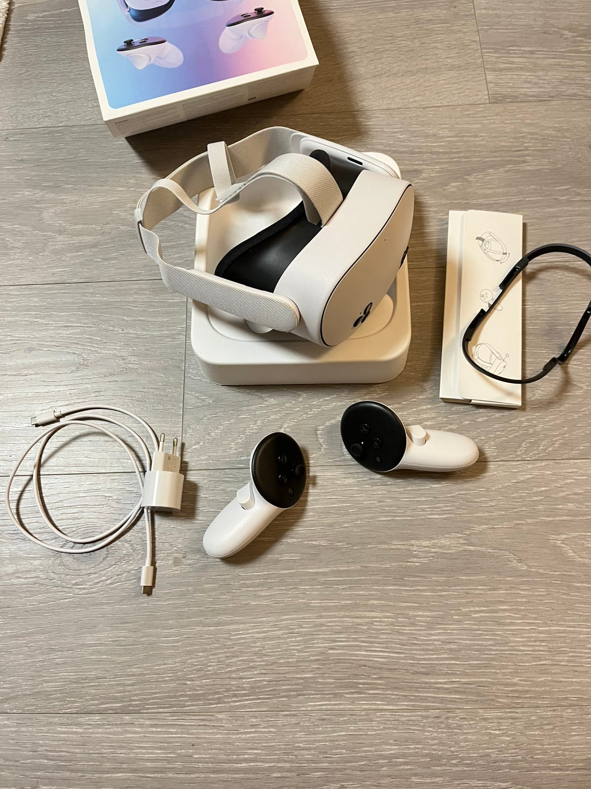 VR briller selges da de ikke falt i smak her hjemme. De er kun prøvd 2 ...