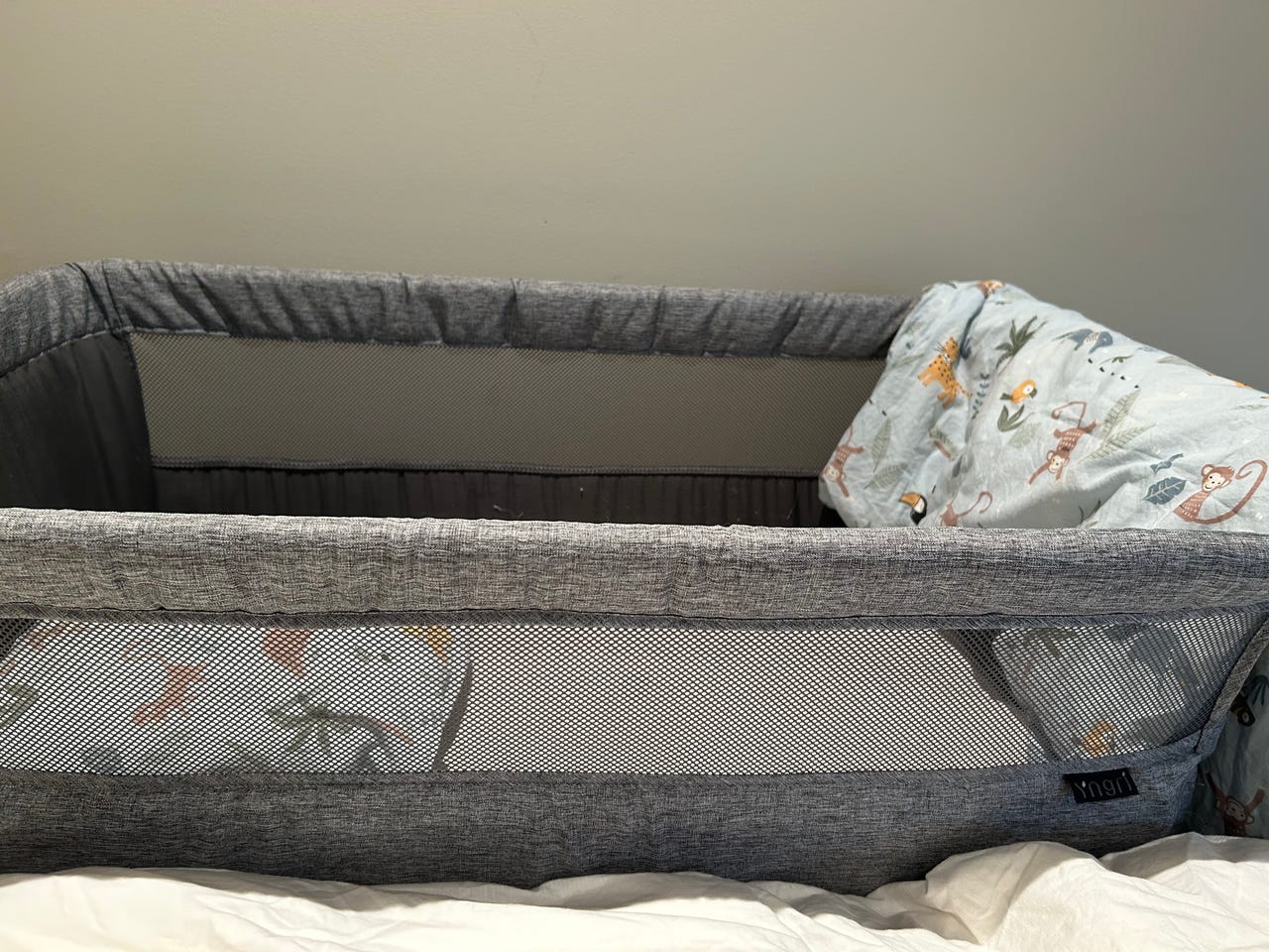 Yngri bed side crib og reiseseng | FINN-torget